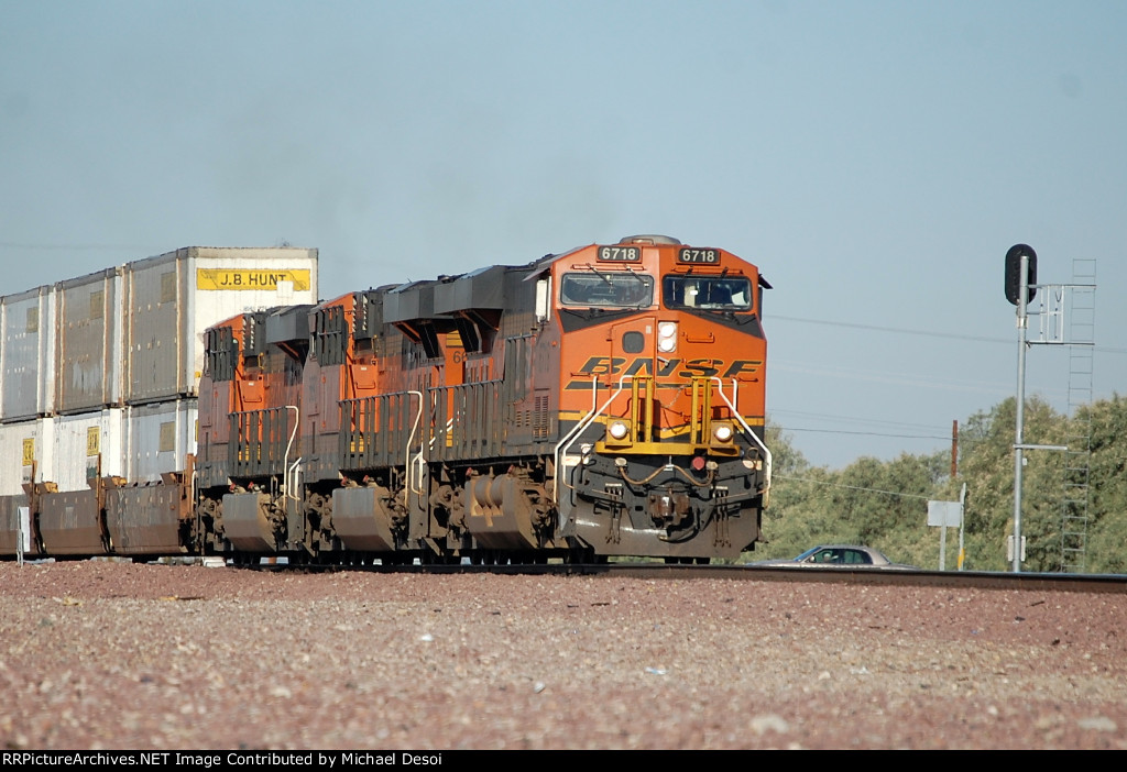 BNSF ES-44C4 #6718 leads an eastbound intermodal